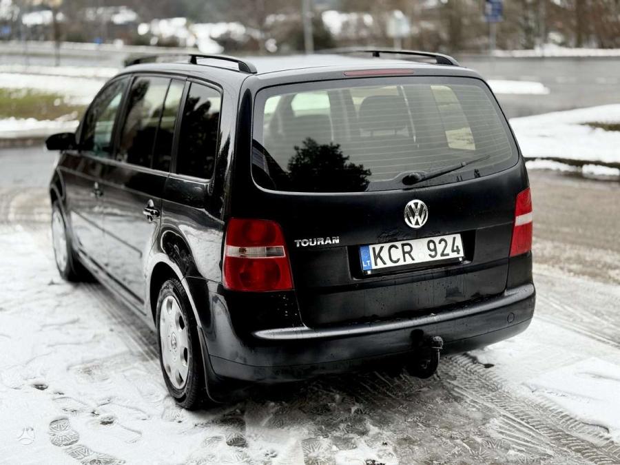 Melns Volkswagen Touran 2006 Viļņa, ar dzinēja tilpumu 1.90 L un nobraukumu 289 tūkst. km par 2500 €, foto 6 vietnē AUTOMOTO.COM.LV