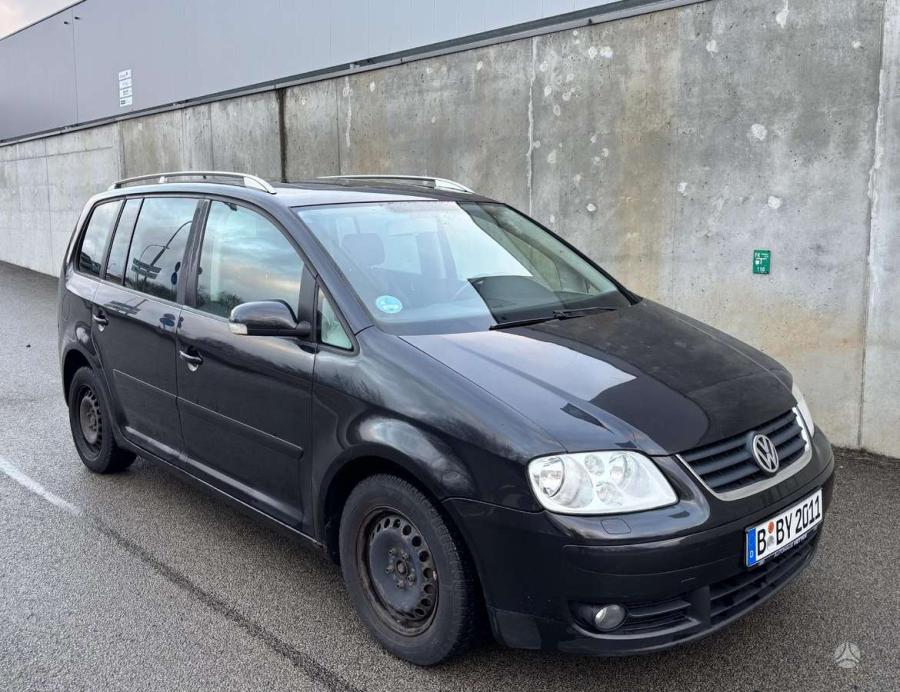Melns Volkswagen Touran 2006 Viļņa, ar dzinēja tilpumu 1.97 L un nobraukumu 300 tūkst. km par 1500 €, foto 1 vietnē AUTOMOTO.COM.LV