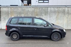 Melns Volkswagen Touran 2006 Viļņa, ar dzinēja tilpumu 1.97 L un nobraukumu 300 tūkst. km par 1500 €, foto 2 vietnē AUTOMOTO.COM.LV
