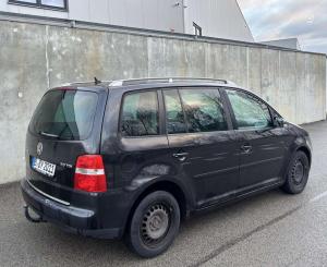 Melns Volkswagen Touran 2006 Viļņa, ar dzinēja tilpumu 1.97 L un nobraukumu 300 tūkst. km par 1500 €, foto 3 vietnē AUTOMOTO.COM.LV