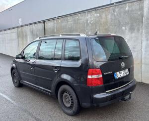 Melns Volkswagen Touran 2006 Viļņa, ar dzinēja tilpumu 1.97 L un nobraukumu 300 tūkst. km par 1500 €, foto 5 vietnē AUTOMOTO.COM.LV