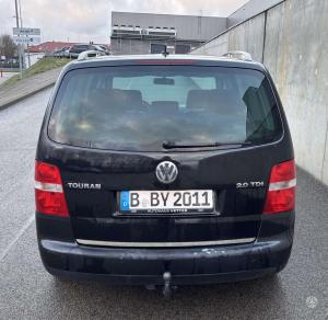 Melns Volkswagen Touran 2006 Viļņa, ar dzinēja tilpumu 1.97 L un nobraukumu 300 tūkst. km par 1500 €, foto 7 vietnē AUTOMOTO.COM.LV