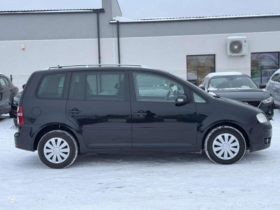 Black Volkswagen Touran 2006 in Siauliai, with an engine capacity of 1.97 L and mileage of 196 thousand km for 2550 €, photo 7 on AUTOMOTO.COM.LV