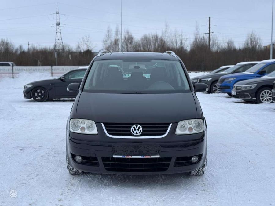Melns Volkswagen Touran 2006 Šauļi, ar dzinēja tilpumu 1.97 L un nobraukumu 196 tūkst. km par 2550 €, foto 2 vietnē AUTOMOTO.COM.LV