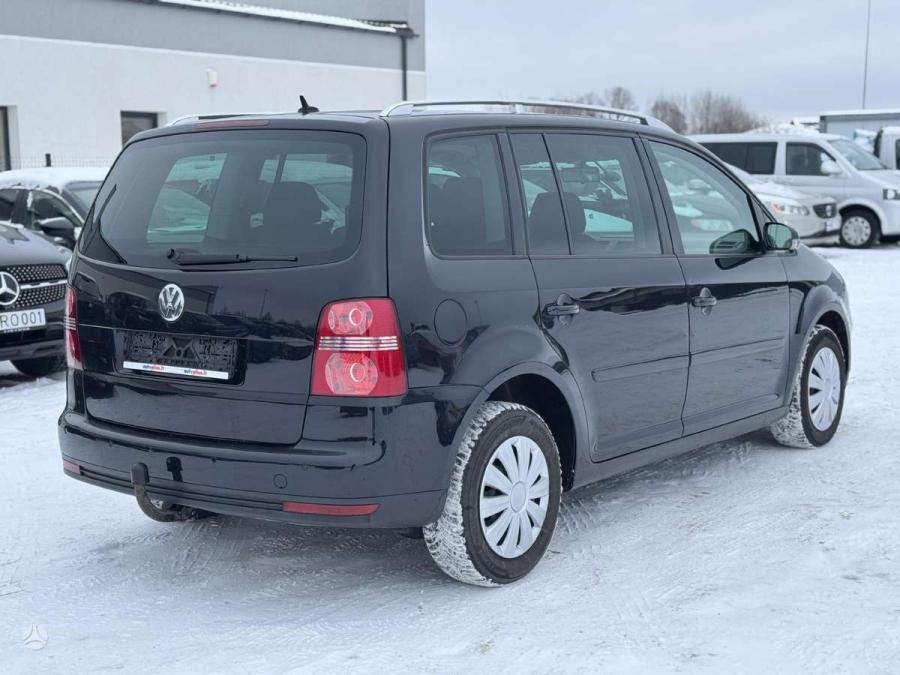 Melns Volkswagen Touran 2006 Šauļi, ar dzinēja tilpumu 1.97 L un nobraukumu 196 tūkst. km par 2550 €, foto 4 vietnē AUTOMOTO.COM.LV