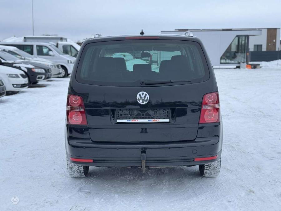 Melns Volkswagen Touran 2006 Šauļi, ar dzinēja tilpumu 1.97 L un nobraukumu 196 tūkst. km par 2550 €, foto 5 vietnē AUTOMOTO.COM.LV