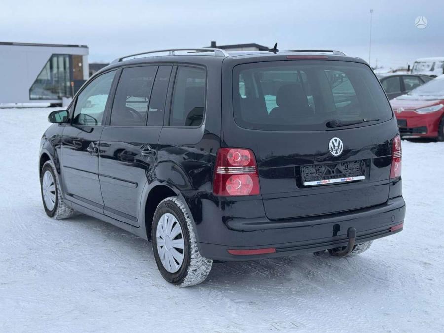 Melns Volkswagen Touran 2006 Šauļi, ar dzinēja tilpumu 1.97 L un nobraukumu 196 tūkst. km par 2550 €, foto 6 vietnē AUTOMOTO.COM.LV