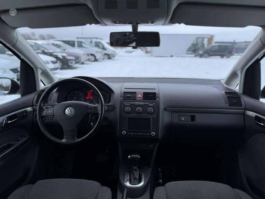 Melns Volkswagen Touran 2006 Šauļi, ar dzinēja tilpumu 1.97 L un nobraukumu 196 tūkst. km par 2550 €, foto 11 vietnē AUTOMOTO.COM.LV