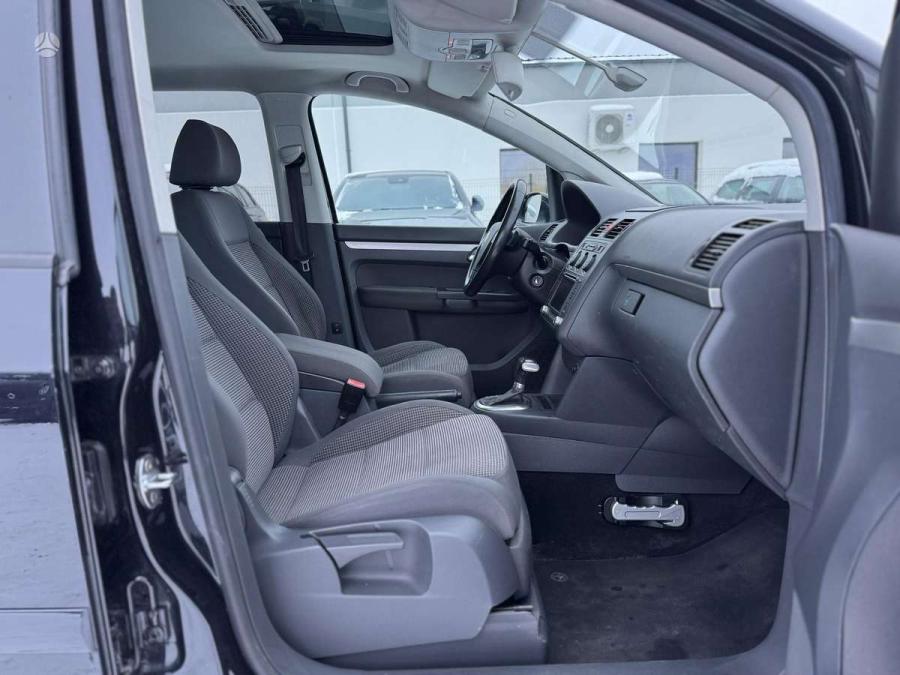 Melns Volkswagen Touran 2006 Šauļi, ar dzinēja tilpumu 1.97 L un nobraukumu 196 tūkst. km par 2550 €, foto 12 vietnē AUTOMOTO.COM.LV