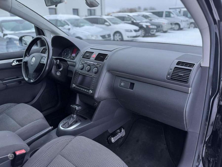 Melns Volkswagen Touran 2006 Šauļi, ar dzinēja tilpumu 1.97 L un nobraukumu 196 tūkst. km par 2550 €, foto 13 vietnē AUTOMOTO.COM.LV