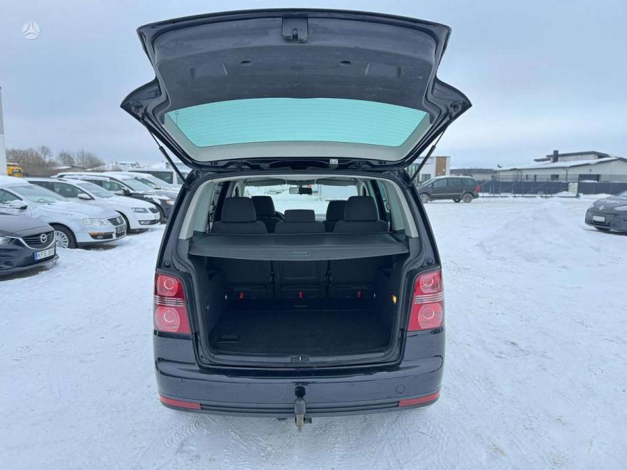 Melns Volkswagen Touran 2006 Šauļi, ar dzinēja tilpumu 1.97 L un nobraukumu 196 tūkst. km par 2550 €, foto 16 vietnē AUTOMOTO.COM.LV
