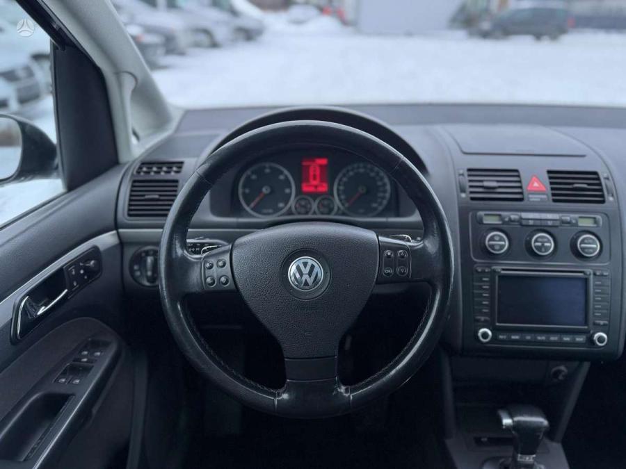 Melns Volkswagen Touran 2006 Šauļi, ar dzinēja tilpumu 1.97 L un nobraukumu 196 tūkst. km par 2550 €, foto 17 vietnē AUTOMOTO.COM.LV