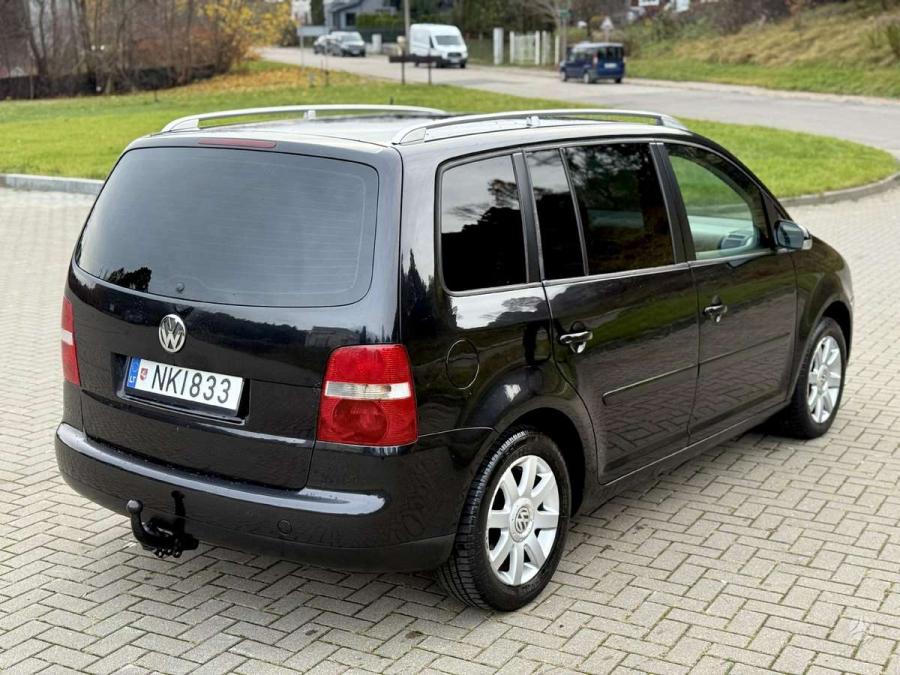 Black Volkswagen Touran 2006 in Vilnius, with an engine capacity of 1.90 L and mileage of 286 thousand km for 1900 €, photo 4 on AUTOMOTO.COM.LV