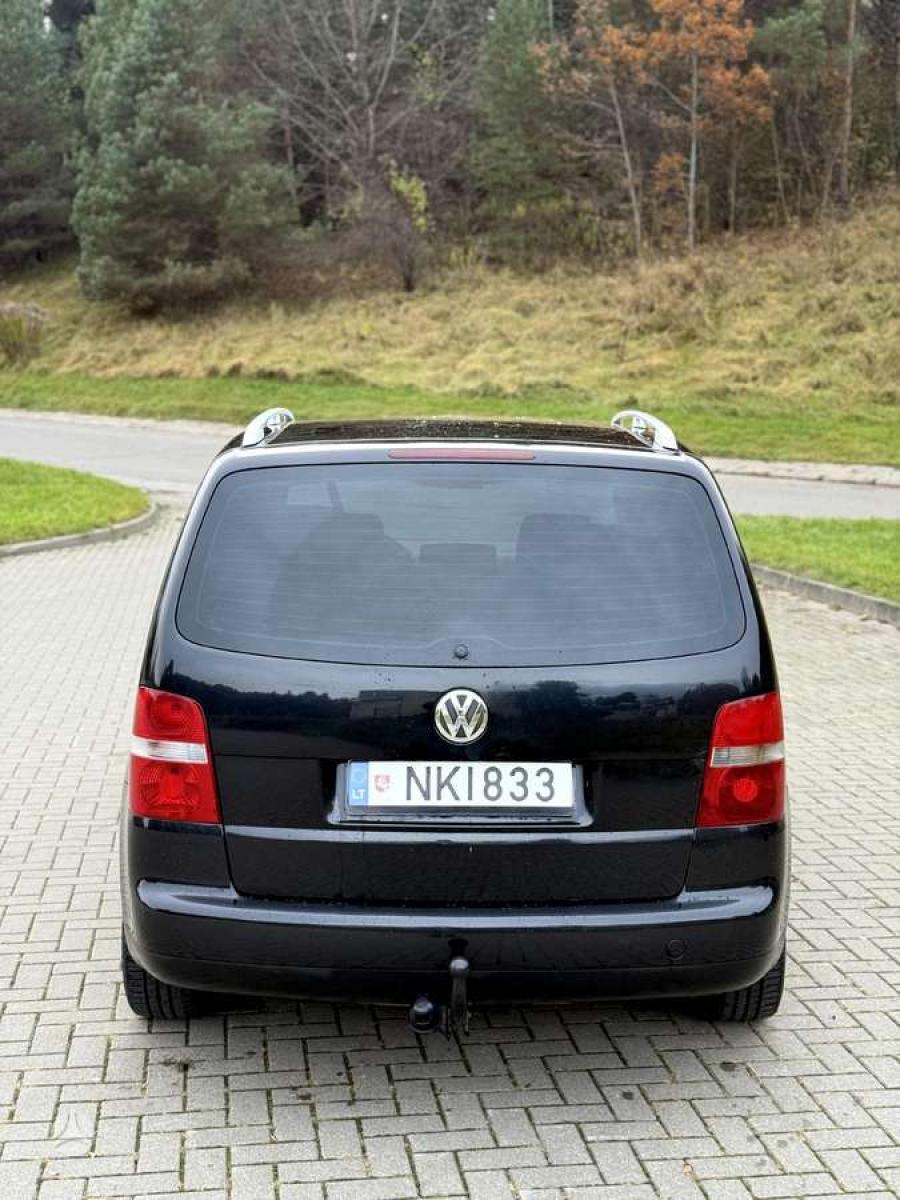 Black Volkswagen Touran 2006 in Vilnius, with an engine capacity of 1.90 L and mileage of 286 thousand km for 1900 €, photo 5 on AUTOMOTO.COM.LV