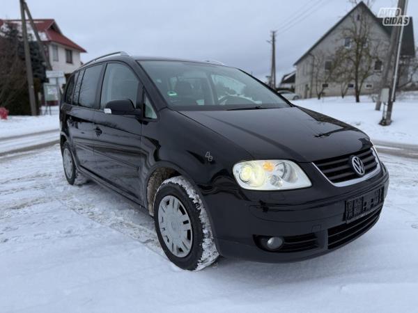 Black Volkswagen Touran 2006 in Alytus, with an engine capacity of 2.00 L and mileage of 256 thousand km for 2450 €, photo 2 on AUTOMOTO.COM.LV