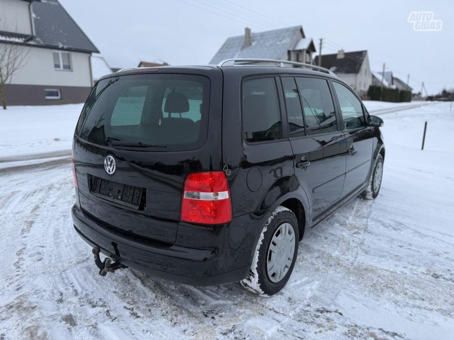 Black Volkswagen Touran 2006 in Alytus, with an engine capacity of 2.00 L and mileage of 256 thousand km for 2450 €, photo 3 on AUTOMOTO.COM.LV