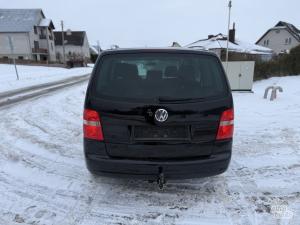Black Volkswagen Touran 2006 in Alytus, with an engine capacity of 2.00 L and mileage of 256 thousand km for 2450 €, photo 7 on AUTOMOTO.COM.LV