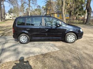 Black Volkswagen Touran 2006 in Utena, with an engine capacity of 1.60 L and mileage of 204 thousand km for 2200 €, photo 4 on AUTOMOTO.COM.LV