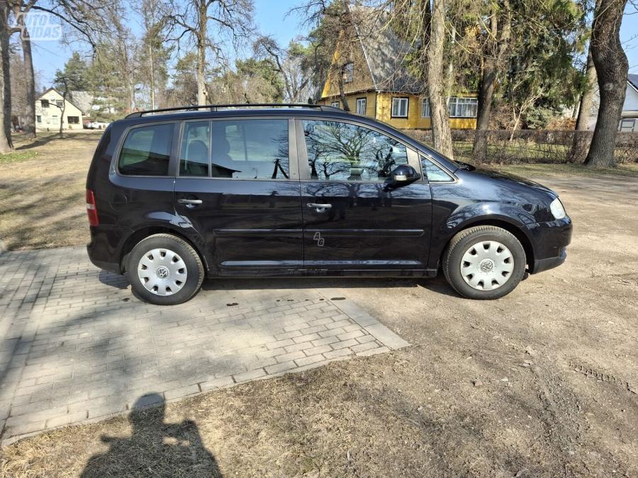 Black Volkswagen Touran 2006 in Utena, with an engine capacity of 1.60 L and mileage of 204 thousand km for 2200 €, photo 4 on AUTOMOTO.COM.LV