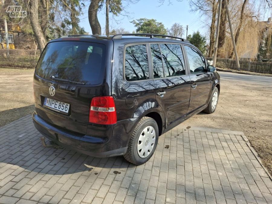 Black Volkswagen Touran 2006 in Utena, with an engine capacity of 1.60 L and mileage of 204 thousand km for 2200 €, photo 5 on AUTOMOTO.COM.LV