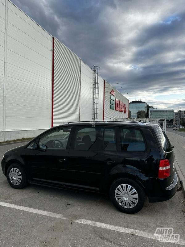Melns Volkswagen Touran 2006 Viļņa, ar dzinēja tilpumu 1.90 L un nobraukumu 265 tūkst. km par 2350 €, foto 3 vietnē AUTOMOTO.COM.LV