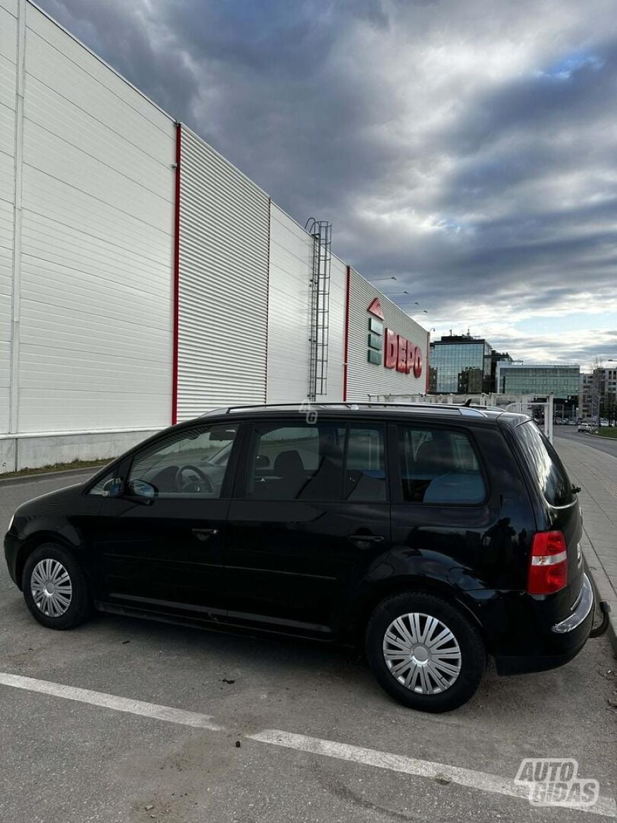 Melns Volkswagen Touran 2006 Viļņa, ar dzinēja tilpumu 1.90 L un nobraukumu 265 tūkst. km par 2350 €, foto 4 vietnē AUTOMOTO.COM.LV