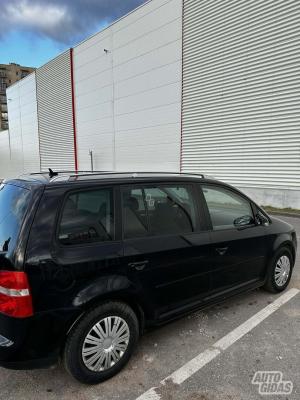 Melns Volkswagen Touran 2006 Viļņa, ar dzinēja tilpumu 1.90 L un nobraukumu 265 tūkst. km par 2350 €, foto 5 vietnē AUTOMOTO.COM.LV