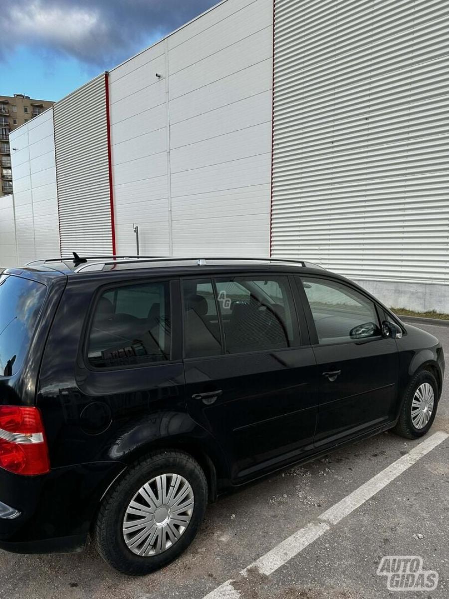 Melns Volkswagen Touran 2006 Viļņa, ar dzinēja tilpumu 1.90 L un nobraukumu 265 tūkst. km par 2350 €, foto 5 vietnē AUTOMOTO.COM.LV