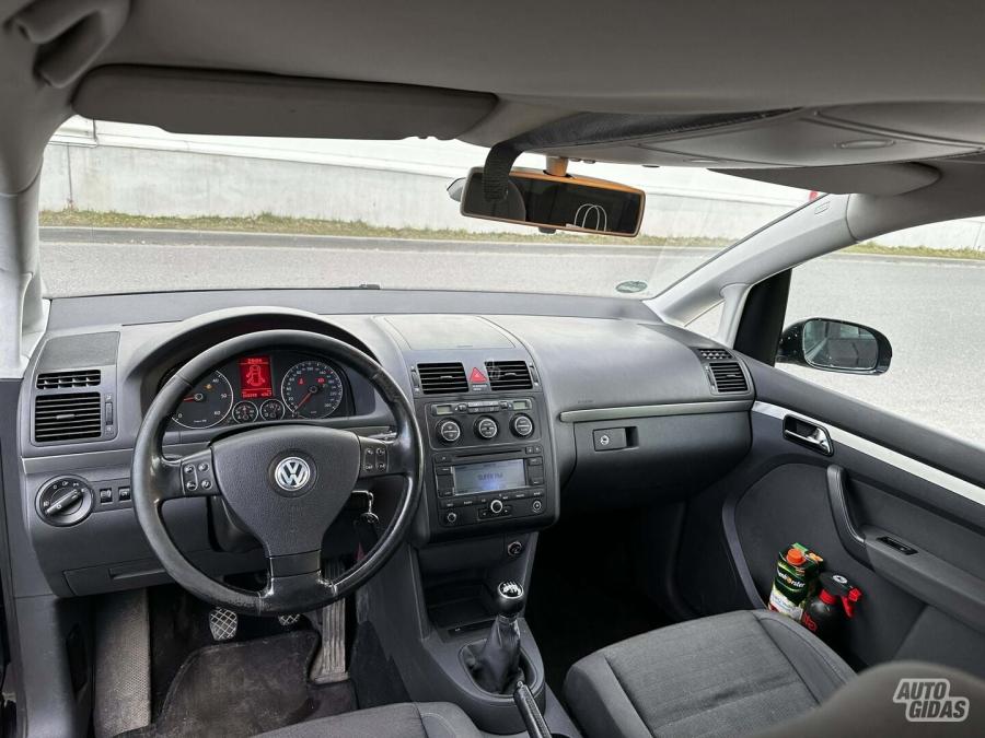Melns Volkswagen Touran 2006 Viļņa, ar dzinēja tilpumu 1.90 L un nobraukumu 265 tūkst. km par 2350 €, foto 7 vietnē AUTOMOTO.COM.LV
