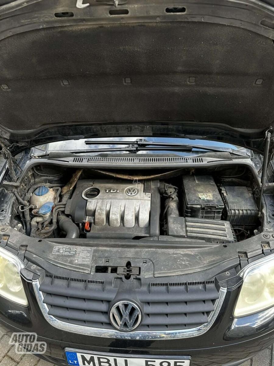 Melns Volkswagen Touran 2006 Viļņa, ar dzinēja tilpumu 1.90 L un nobraukumu 265 tūkst. km par 2350 €, foto 12 vietnē AUTOMOTO.COM.LV