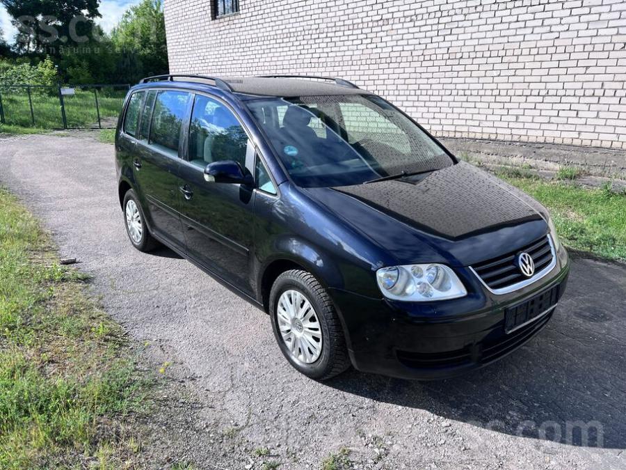 Black Volkswagen Touran 2006 in Daugavpils, with an engine capacity of 1.90 L and mileage of 287 thousand km for 2649 €, photo 3 on AUTOMOTO.COM.LV