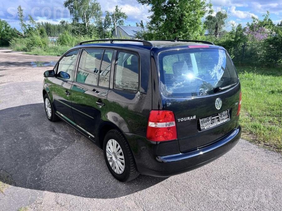 Black Volkswagen Touran 2006 in Daugavpils, with an engine capacity of 1.90 L and mileage of 287 thousand km for 2649 €, photo 4 on AUTOMOTO.COM.LV