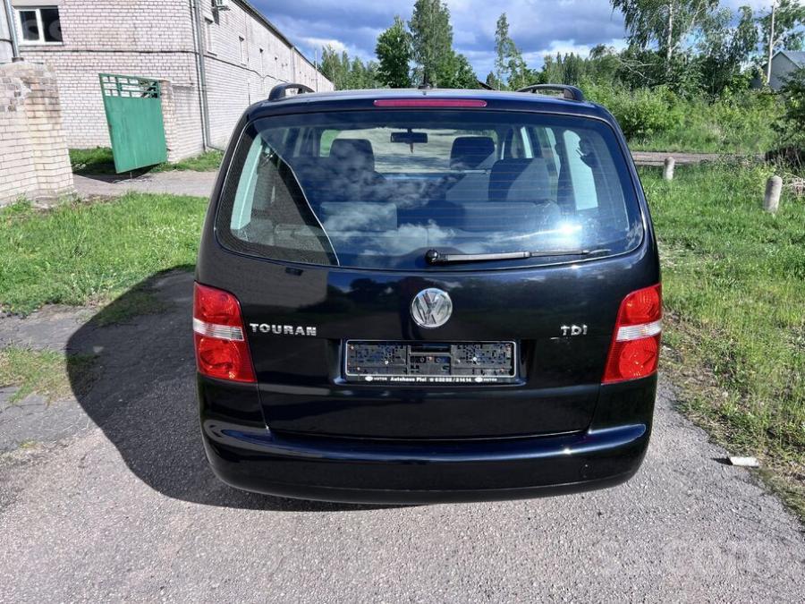 Black Volkswagen Touran 2006 in Daugavpils, with an engine capacity of 1.90 L and mileage of 287 thousand km for 2649 €, photo 9 on AUTOMOTO.COM.LV