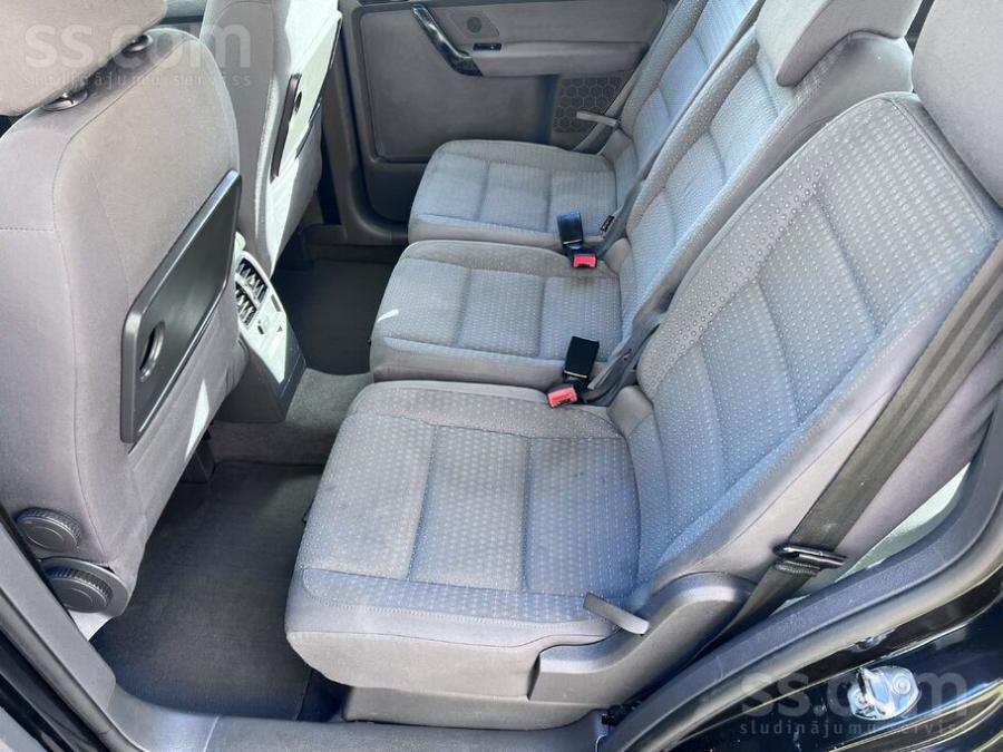 Black Volkswagen Touran 2006 in Daugavpils, with an engine capacity of 1.90 L and mileage of 287 thousand km for 2649 €, photo 19 on AUTOMOTO.COM.LV
