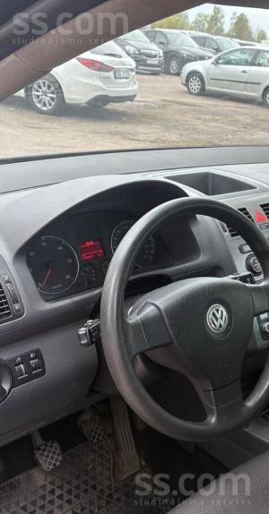 Black Volkswagen Touran 2006 in Riga, with an engine capacity of 1.90 L and mileage of 0 thousand km for 1990 €, photo 10 on AUTOMOTO.COM.LV