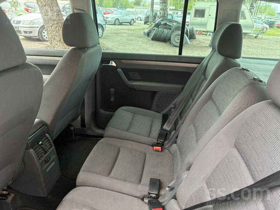 Black Volkswagen Touran 2006 in Riga, with an engine capacity of 1.90 L and mileage of 0 thousand km for 1990 €, photo 11 on AUTOMOTO.COM.LV
