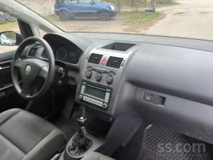 Black Volkswagen Touran 2006 in Riga, with an engine capacity of 1.90 L and mileage of 0 thousand km for 1990 €, photo 12 on AUTOMOTO.COM.LV