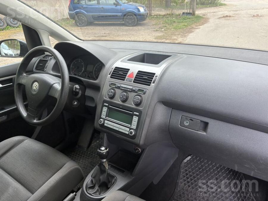 Black Volkswagen Touran 2006 in Riga, with an engine capacity of 1.90 L and mileage of 0 thousand km for 1990 €, photo 12 on AUTOMOTO.COM.LV