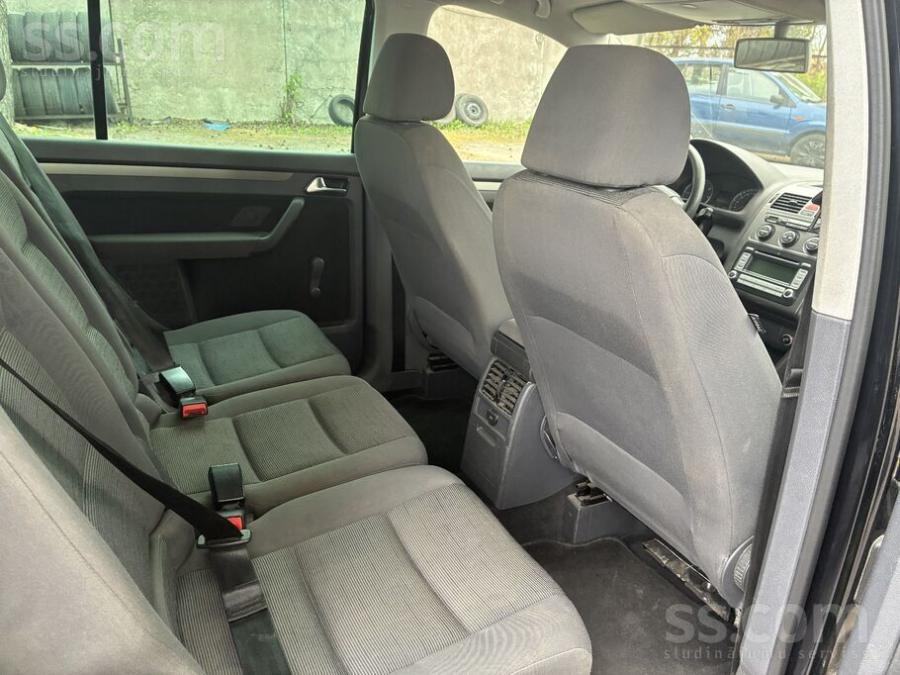 Black Volkswagen Touran 2006 in Riga, with an engine capacity of 1.90 L and mileage of 0 thousand km for 1990 €, photo 13 on AUTOMOTO.COM.LV