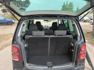 Black Volkswagen Touran 2006 in Riga, with an engine capacity of 1.90 L and mileage of 0 thousand km for 1990 €, photo 14 on AUTOMOTO.COM.LV