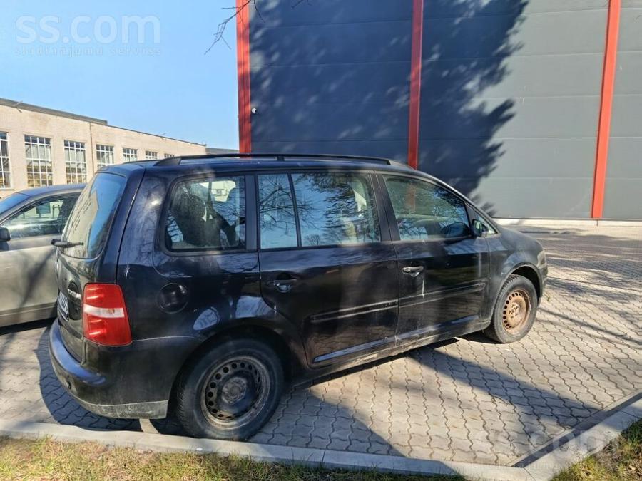 Melns Volkswagen Touran 2006 Rīga, ar dzinēja tilpumu 1.90 L un nobraukumu 264 tūkst. km par 1350 €, foto 5 vietnē AUTOMOTO.COM.LV