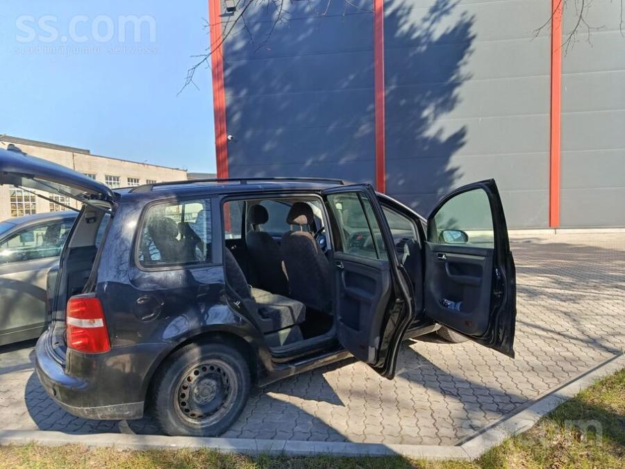 Melns Volkswagen Touran 2006 Rīga, ar dzinēja tilpumu 1.90 L un nobraukumu 264 tūkst. km par 1350 €, foto 6 vietnē AUTOMOTO.COM.LV