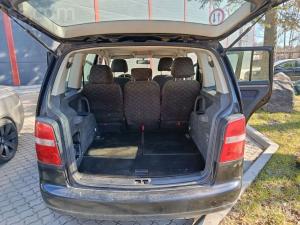 Melns Volkswagen Touran 2006 Rīga, ar dzinēja tilpumu 1.90 L un nobraukumu 264 tūkst. km par 1350 €, foto 7 vietnē AUTOMOTO.COM.LV