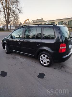 Melns Volkswagen Touran 2006 Rīga, ar dzinēja tilpumu 1.90 L un nobraukumu 306 tūkst. km par 1200 €, foto 5 vietnē AUTOMOTO.COM.LV