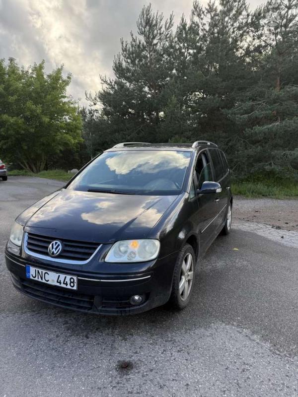 Black Volkswagen Touran 2006 in Kaunas, with an engine capacity of 1.90 L and mileage of 420 thousand km for 1450 €, photo 1 on AUTOMOTO.COM.LV