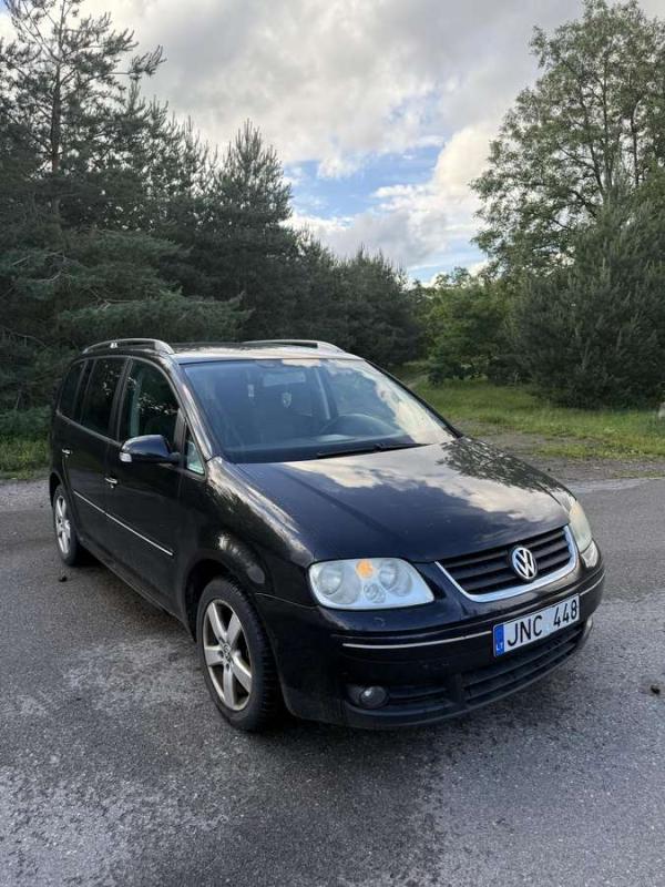 Black Volkswagen Touran 2006 in Kaunas, with an engine capacity of 1.90 L and mileage of 420 thousand km for 1450 €, photo 3 on AUTOMOTO.COM.LV