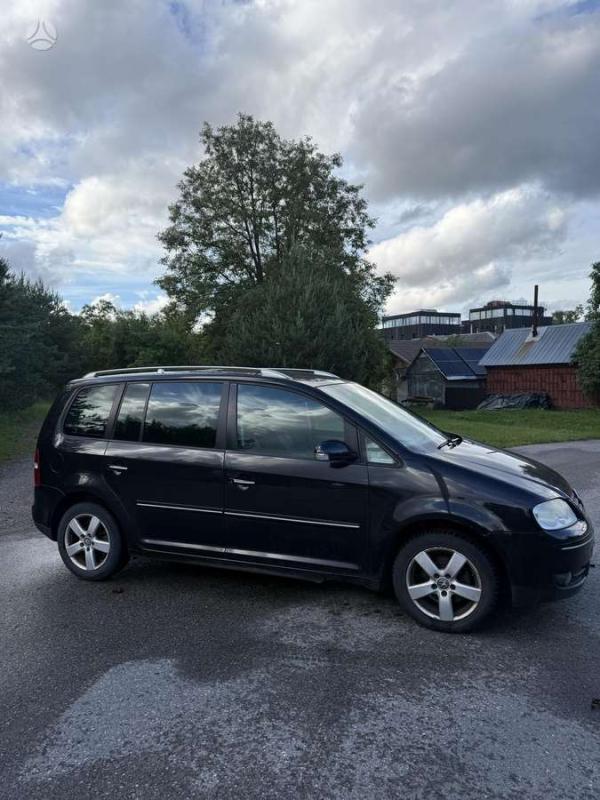Black Volkswagen Touran 2006 in Kaunas, with an engine capacity of 1.90 L and mileage of 420 thousand km for 1450 €, photo 4 on AUTOMOTO.COM.LV
