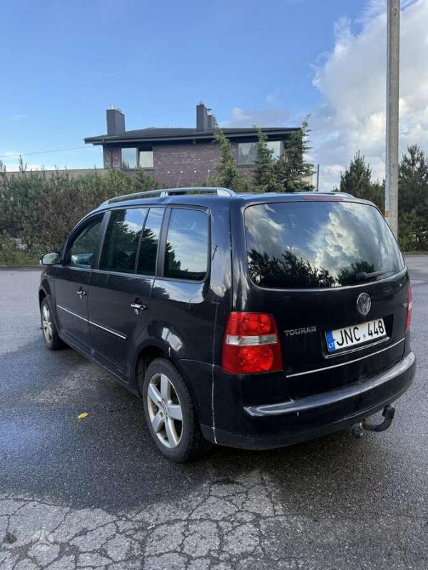Black Volkswagen Touran 2006 in Kaunas, with an engine capacity of 1.90 L and mileage of 420 thousand km for 1450 €, photo 6 on AUTOMOTO.COM.LV
