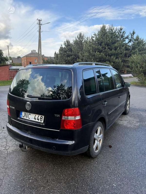 Black Volkswagen Touran 2006 in Kaunas, with an engine capacity of 1.90 L and mileage of 420 thousand km for 1450 €, photo 8 on AUTOMOTO.COM.LV