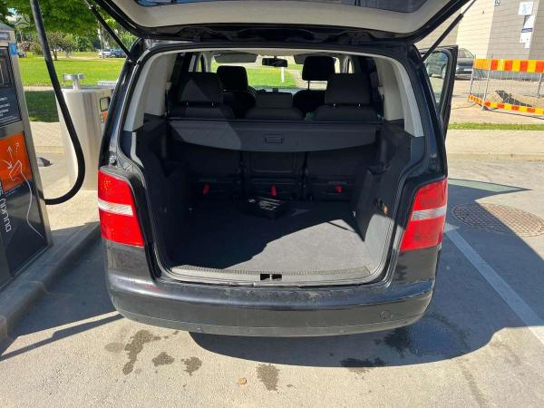 Melns Volkswagen Touran 2006 Šauļi, ar dzinēja tilpumu 1.90 L un nobraukumu 306 tūkst. km par 1650 €, foto 5 vietnē AUTOMOTO.COM.LV